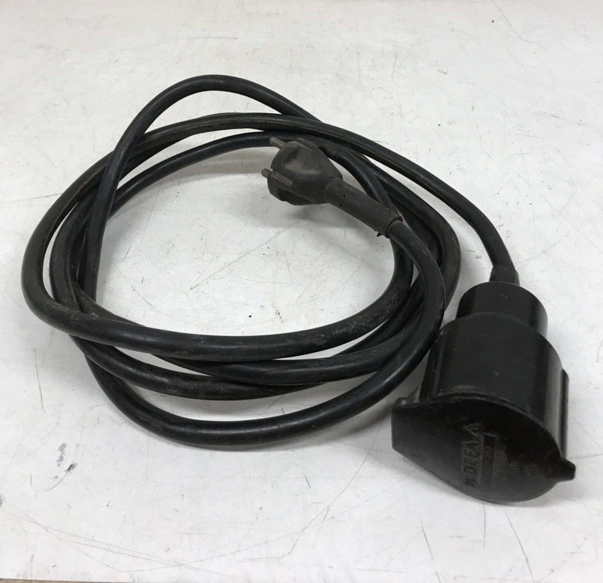 Lohkolämmittimen vanhanmallinen johto isolla päällä Defa - Purkukolmio Oy