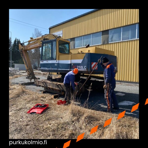 Kaivinkoneen vetopyörä - Purkukolmio Oy